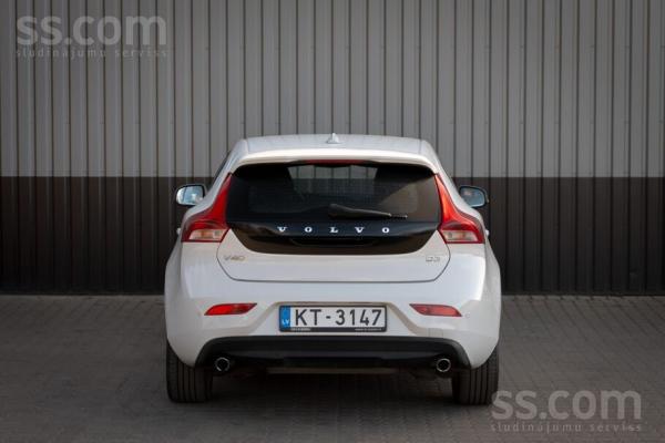 White Volvo V40 2014 in Talsi, with an engine capacity of 2.00 L and mileage of 163 thousand km for 7250 €, photo 5 on AUTOMOTO.COM.LV