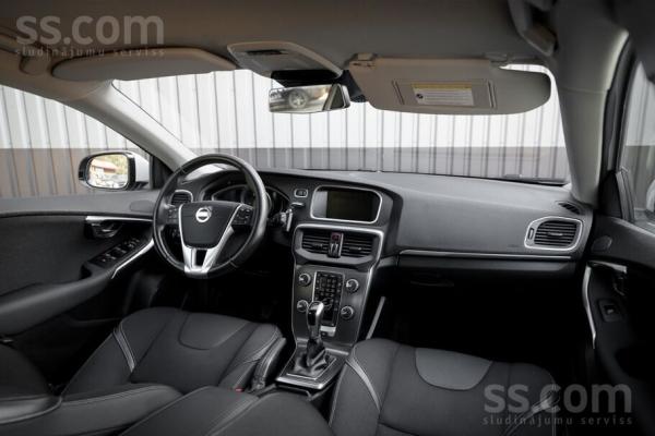 White Volvo V40 2014 in Talsi, with an engine capacity of 2.00 L and mileage of 163 thousand km for 7250 €, photo 8 on AUTOMOTO.COM.LV