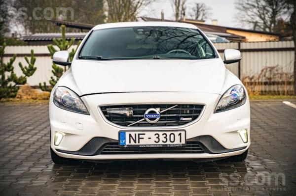 Balts Volvo V40 2014 Rīga, ar dzinēja tilpumu 2.00 L un nobraukumu 0 tūkst. km par 6990 €, foto 2 vietnē AUTOMOTO.COM.LV