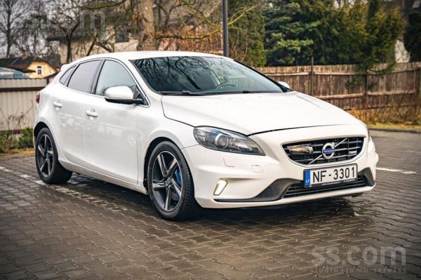 Balts Volvo V40 2014 Rīga, ar dzinēja tilpumu 2.00 L un nobraukumu 0 tūkst. km par 6990 €, foto 3 vietnē AUTOMOTO.COM.LV