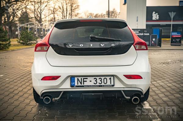 Balts Volvo V40 2014 Rīga, ar dzinēja tilpumu 2.00 L un nobraukumu 0 tūkst. km par 6990 €, foto 5 vietnē AUTOMOTO.COM.LV