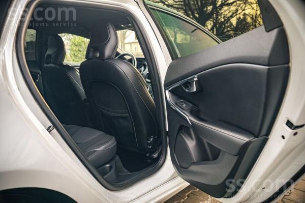 Balts Volvo V40 2014 Rīga, ar dzinēja tilpumu 2.00 L un nobraukumu 0 tūkst. km par 6990 €, foto 9 vietnē AUTOMOTO.COM.LV