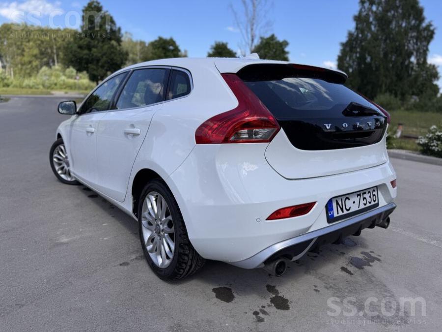 White Volvo V40 2014 in Aizkraukle, with an engine capacity of 1.60 L and mileage of 324 thousand km for 6000 €, photo 4 on AUTOMOTO.COM.LV