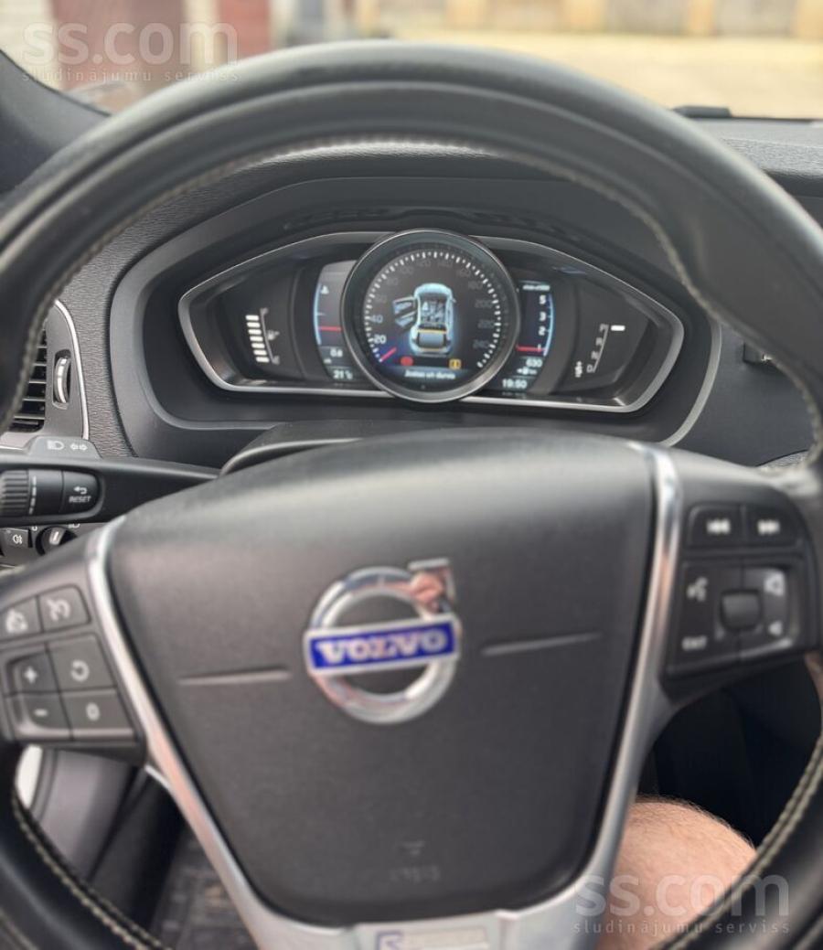 White Volvo V40 2014 in Aizkraukle, with an engine capacity of 1.60 L and mileage of 324 thousand km for 6000 €, photo 9 on AUTOMOTO.COM.LV