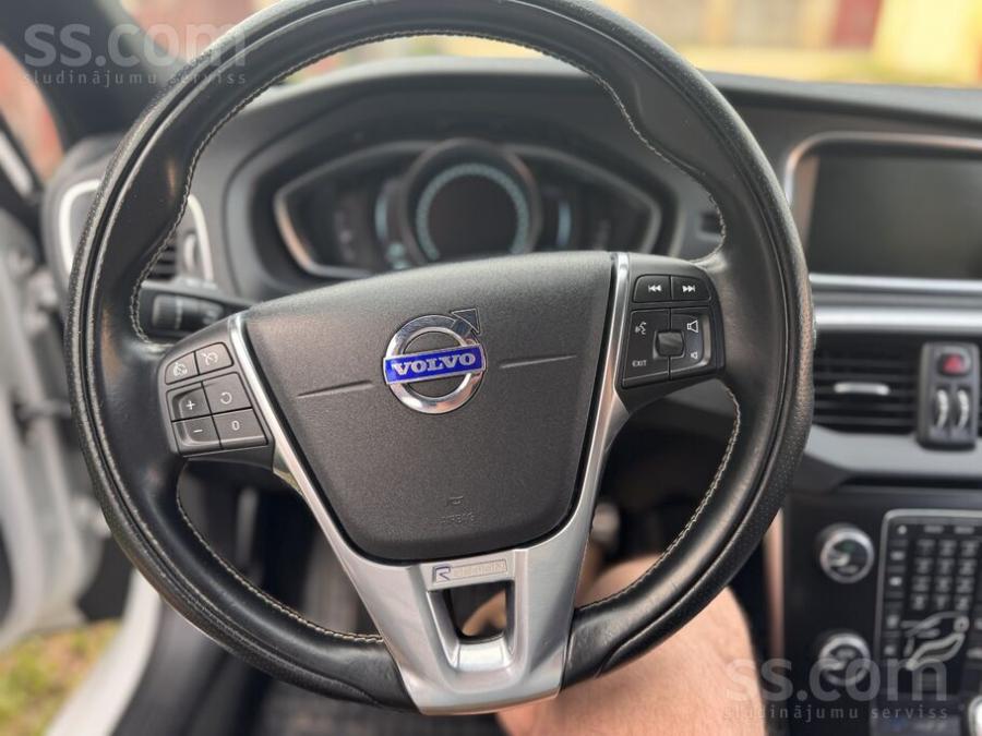 White Volvo V40 2014 in Aizkraukle, with an engine capacity of 1.60 L and mileage of 324 thousand km for 6000 €, photo 11 on AUTOMOTO.COM.LV