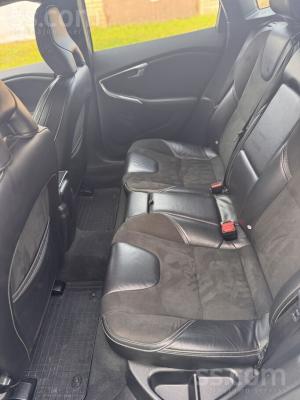 White Volvo V40 2014 in Aizkraukle, with an engine capacity of 1.60 L and mileage of 324 thousand km for 6000 €, photo 12 on AUTOMOTO.COM.LV