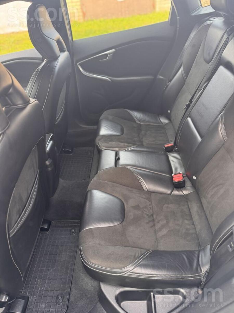 White Volvo V40 2014 in Aizkraukle, with an engine capacity of 1.60 L and mileage of 324 thousand km for 6000 €, photo 12 on AUTOMOTO.COM.LV