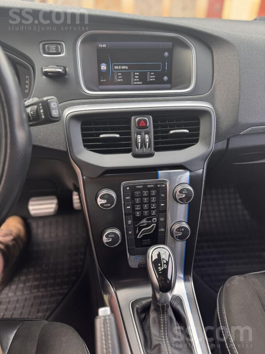 White Volvo V40 2014 in Aizkraukle, with an engine capacity of 1.60 L and mileage of 324 thousand km for 6000 €, photo 14 on AUTOMOTO.COM.LV