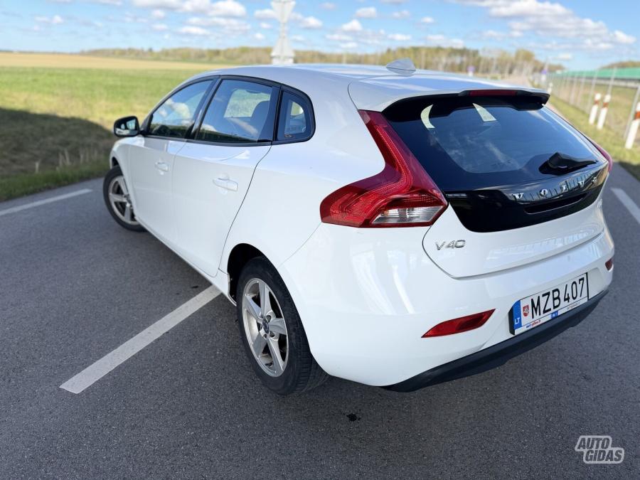 White Volvo V40 2014 in Kaunas, with an engine capacity of 1.60 L and mileage of 280 thousand km for 4800 €, photo 4 on AUTOMOTO.COM.LV