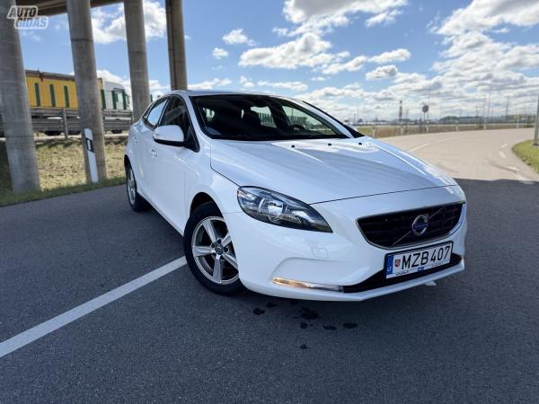 White Volvo V40 2014 in Kaunas, with an engine capacity of 1.60 L and mileage of 280 thousand km for 4800 €, photo 4 on AUTOMOTO.COM.LV