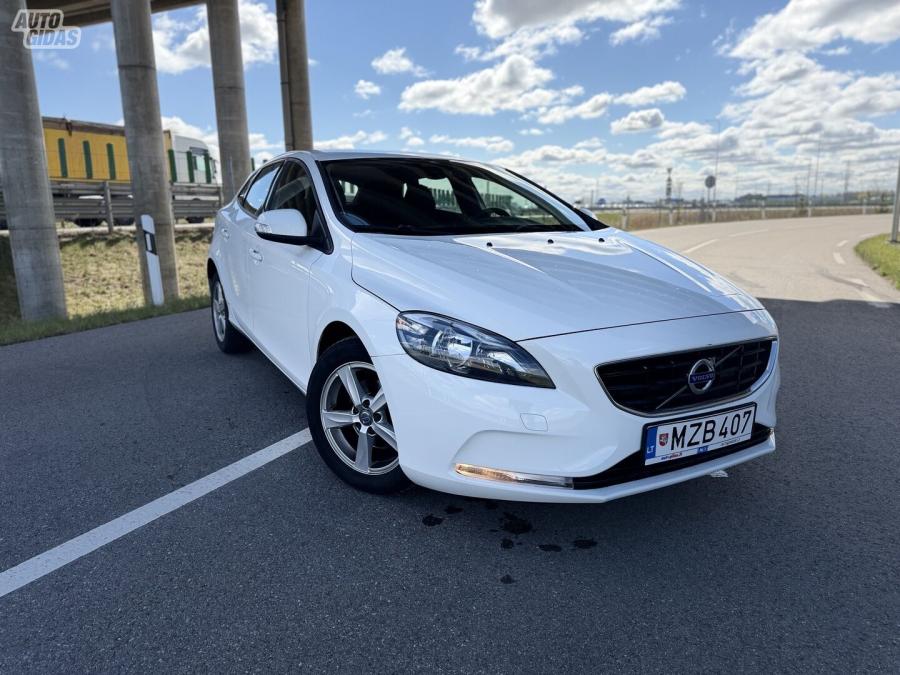 White Volvo V40 2014 in Kaunas, with an engine capacity of 1.60 L and mileage of 280 thousand km for 4800 €, photo 5 on AUTOMOTO.COM.LV