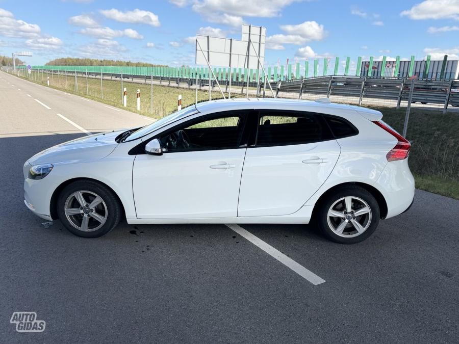 White Volvo V40 2014 in Kaunas, with an engine capacity of 1.60 L and mileage of 280 thousand km for 4800 €, photo 9 on AUTOMOTO.COM.LV