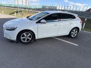 White Volvo V40 2014 in Kaunas, with an engine capacity of 1.60 L and mileage of 280 thousand km for 4800 €, photo 14 on AUTOMOTO.COM.LV