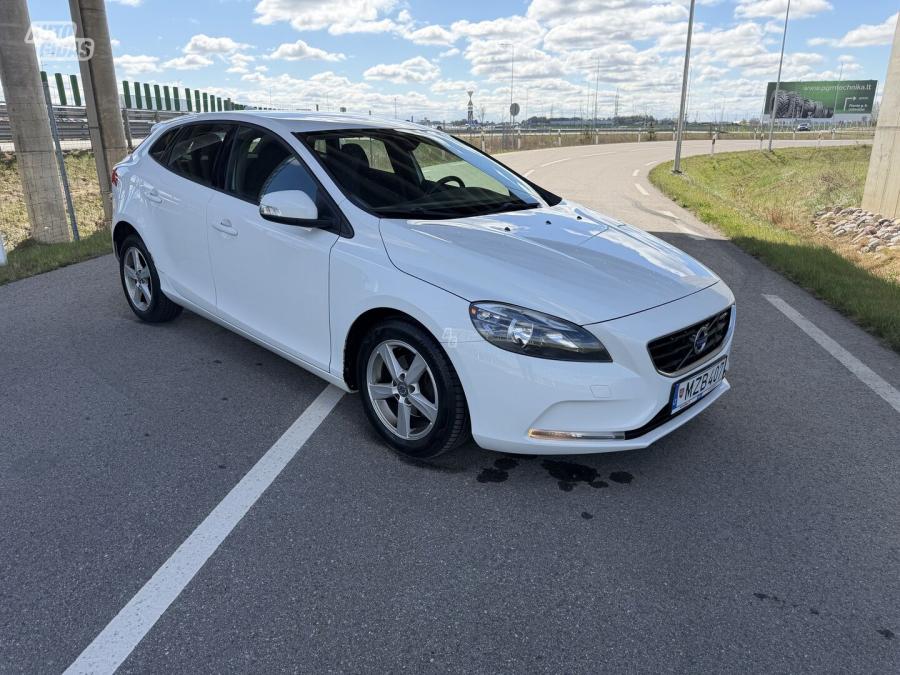 White Volvo V40 2014 in Kaunas, with an engine capacity of 1.60 L and mileage of 280 thousand km for 4800 €, photo 15 on AUTOMOTO.COM.LV
