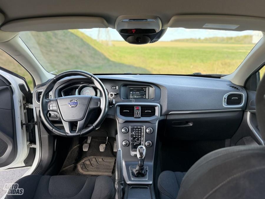 White Volvo V40 2014 in Kaunas, with an engine capacity of 1.60 L and mileage of 280 thousand km for 4800 €, photo 17 on AUTOMOTO.COM.LV