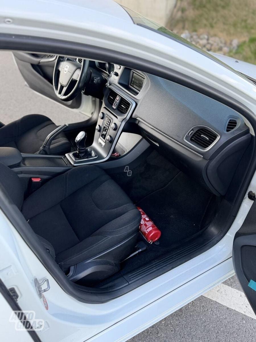 White Volvo V40 2014 in Kaunas, with an engine capacity of 1.60 L and mileage of 280 thousand km for 4800 €, photo 18 on AUTOMOTO.COM.LV