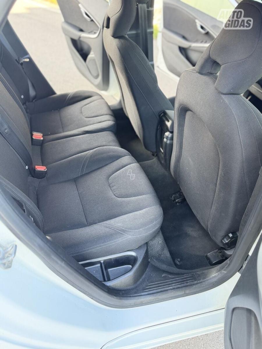 White Volvo V40 2014 in Kaunas, with an engine capacity of 1.60 L and mileage of 280 thousand km for 4800 €, photo 19 on AUTOMOTO.COM.LV