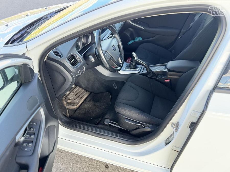 White Volvo V40 2014 in Kaunas, with an engine capacity of 1.60 L and mileage of 280 thousand km for 4800 €, photo 22 on AUTOMOTO.COM.LV