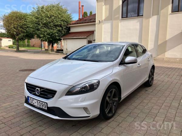 Balts Volvo V40 2014 Bauska, ar dzinēja tilpumu 2.00 L un nobraukumu 380 tūkst. km par 5400 €, foto 1 vietnē AUTOMOTO.COM.LV