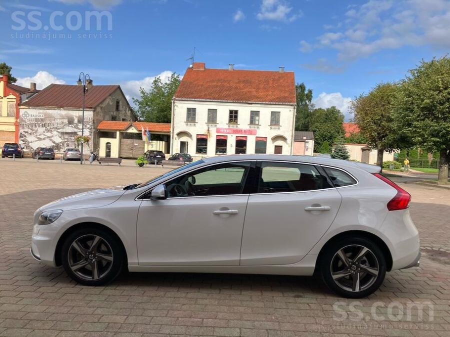 Balts Volvo V40 2014 Bauska, ar dzinēja tilpumu 2.00 L un nobraukumu 380 tūkst. km par 5400 €, foto 9 vietnē AUTOMOTO.COM.LV