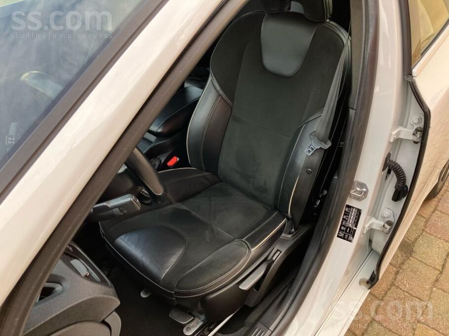 Balts Volvo V40 2014 Bauska, ar dzinēja tilpumu 2.00 L un nobraukumu 380 tūkst. km par 5400 €, foto 15 vietnē AUTOMOTO.COM.LV