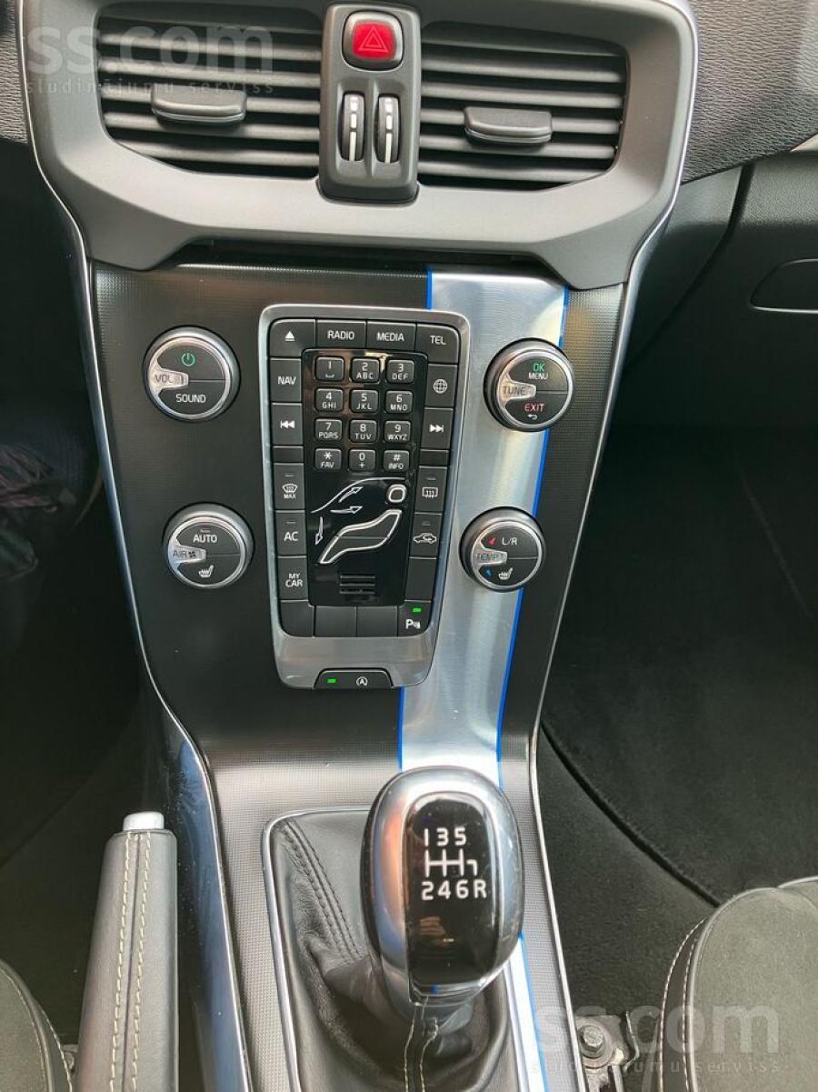 Balts Volvo V40 2014 Bauska, ar dzinēja tilpumu 2.00 L un nobraukumu 380 tūkst. km par 5400 €, foto 27 vietnē AUTOMOTO.COM.LV
