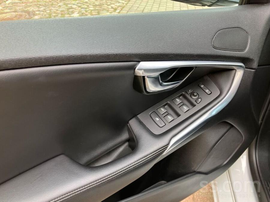 Balts Volvo V40 2014 Bauska, ar dzinēja tilpumu 2.00 L un nobraukumu 380 tūkst. km par 5400 €, foto 28 vietnē AUTOMOTO.COM.LV