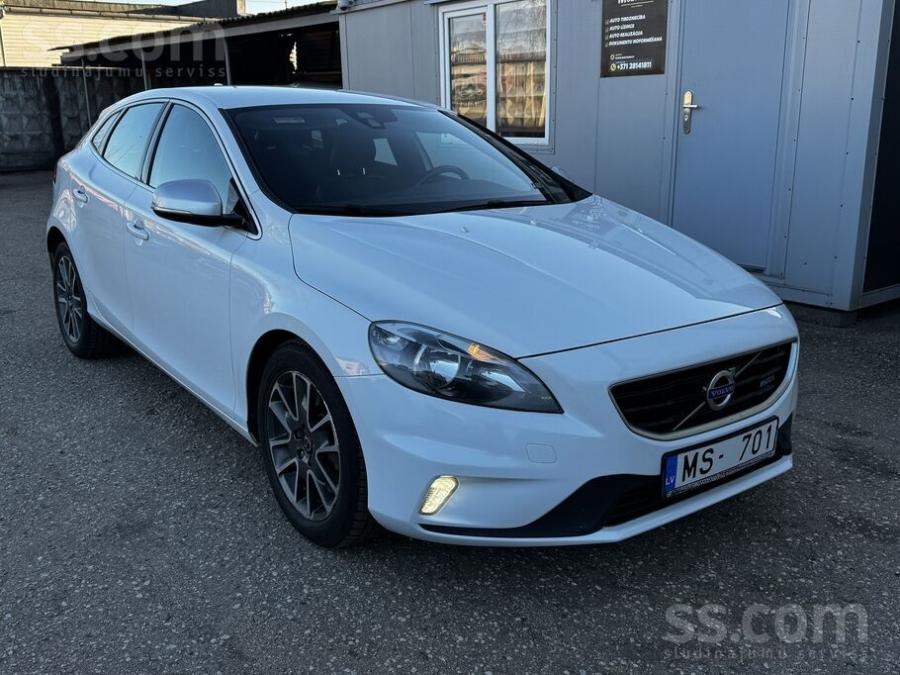 White Volvo V40 2014 in Daugavpils, with an engine capacity of 2.00 L and mileage of 254 thousand km for 6500 €, photo 1 on AUTOMOTO.COM.LV