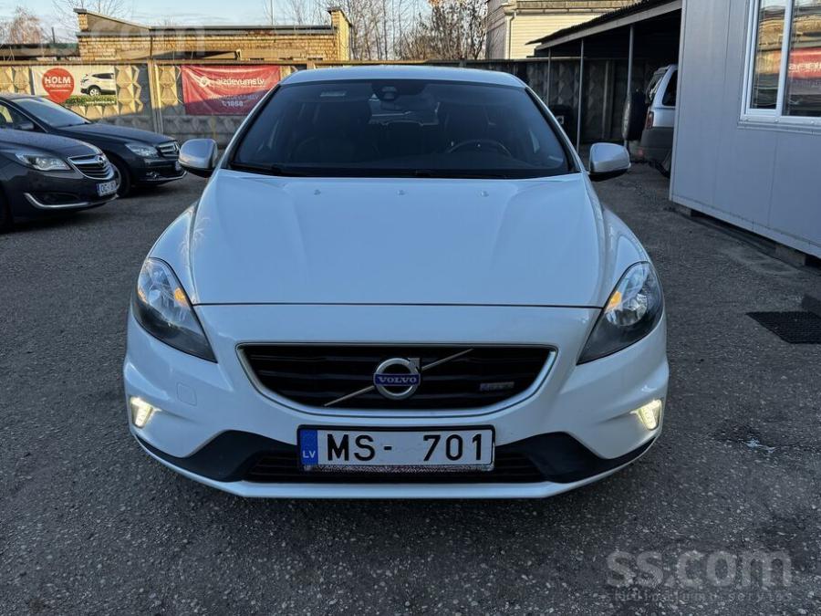 White Volvo V40 2014 in Daugavpils, with an engine capacity of 2.00 L and mileage of 254 thousand km for 6500 €, photo 3 on AUTOMOTO.COM.LV