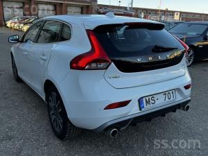 White Volvo V40 2014 in Daugavpils, with an engine capacity of 2.00 L and mileage of 254 thousand km for 6500 €, photo 5 on AUTOMOTO.COM.LV
