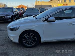 White Volvo V40 2014 in Daugavpils, with an engine capacity of 2.00 L and mileage of 254 thousand km for 6500 €, photo 8 on AUTOMOTO.COM.LV