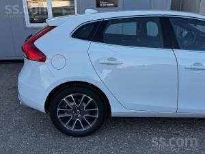 White Volvo V40 2014 in Daugavpils, with an engine capacity of 2.00 L and mileage of 254 thousand km for 6500 €, photo 9 on AUTOMOTO.COM.LV