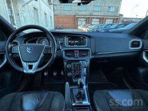 White Volvo V40 2014 in Daugavpils, with an engine capacity of 2.00 L and mileage of 254 thousand km for 6500 €, photo 12 on AUTOMOTO.COM.LV