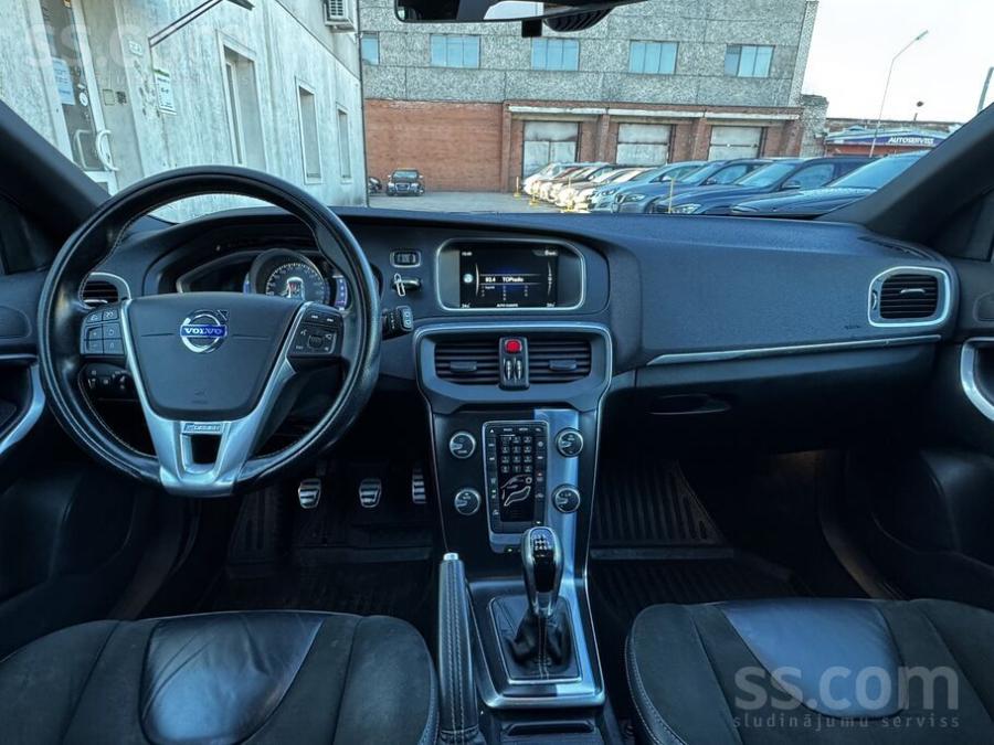 White Volvo V40 2014 in Daugavpils, with an engine capacity of 2.00 L and mileage of 254 thousand km for 6500 €, photo 12 on AUTOMOTO.COM.LV