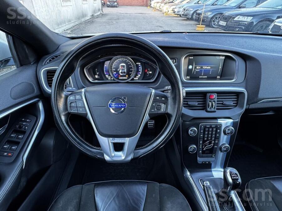 White Volvo V40 2014 in Daugavpils, with an engine capacity of 2.00 L and mileage of 254 thousand km for 6500 €, photo 13 on AUTOMOTO.COM.LV