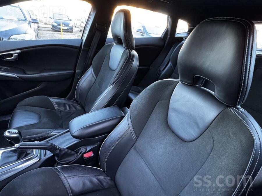 White Volvo V40 2014 in Daugavpils, with an engine capacity of 2.00 L and mileage of 254 thousand km for 6500 €, photo 14 on AUTOMOTO.COM.LV