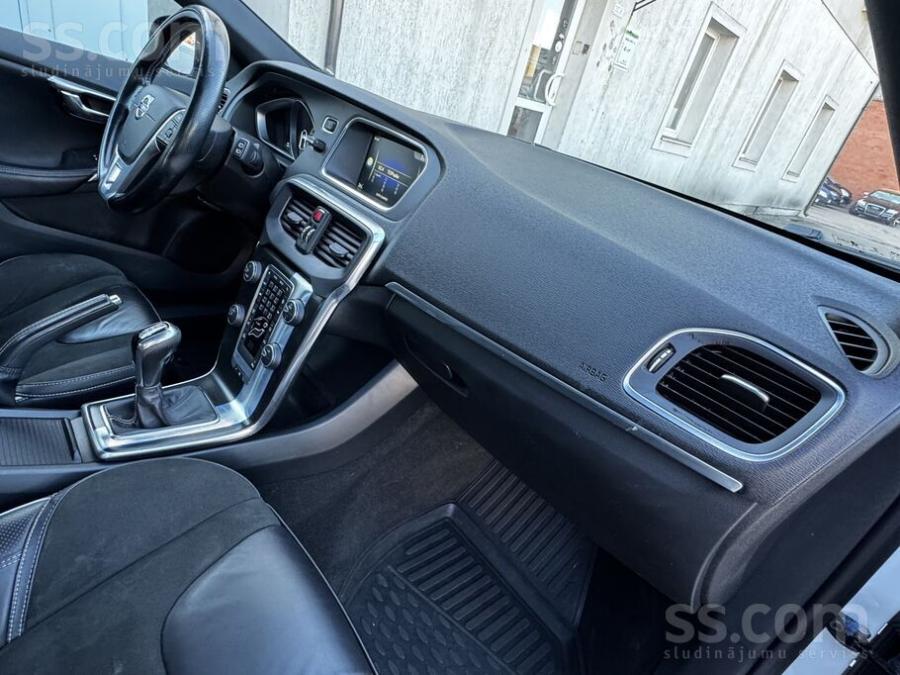 White Volvo V40 2014 in Daugavpils, with an engine capacity of 2.00 L and mileage of 254 thousand km for 6500 €, photo 16 on AUTOMOTO.COM.LV