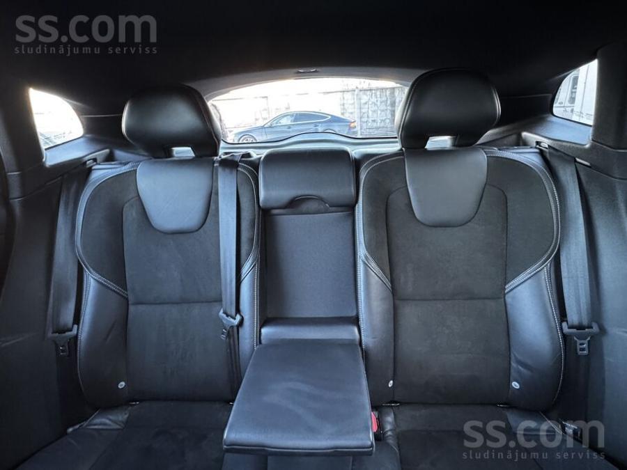 White Volvo V40 2014 in Daugavpils, with an engine capacity of 2.00 L and mileage of 254 thousand km for 6500 €, photo 21 on AUTOMOTO.COM.LV