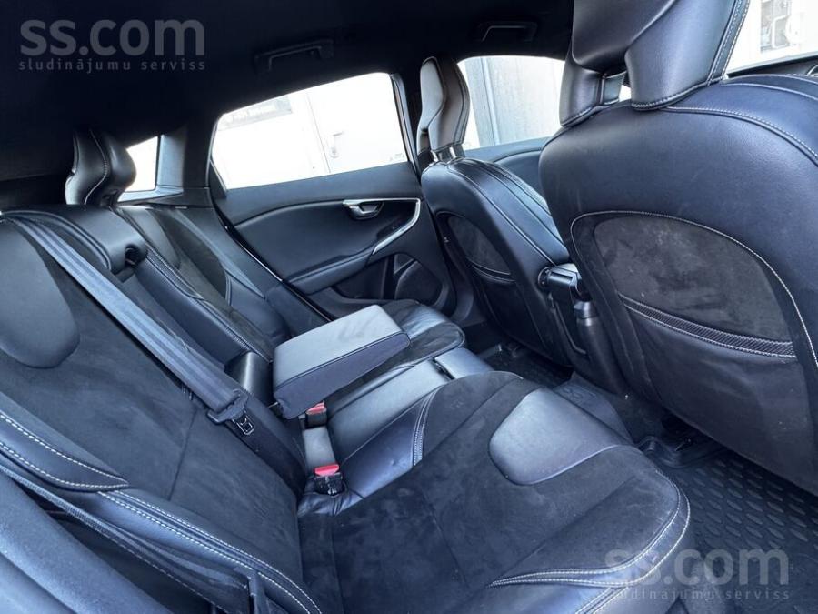 White Volvo V40 2014 in Daugavpils, with an engine capacity of 2.00 L and mileage of 254 thousand km for 6500 €, photo 22 on AUTOMOTO.COM.LV