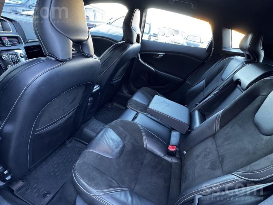 White Volvo V40 2014 in Daugavpils, with an engine capacity of 2.00 L and mileage of 254 thousand km for 6500 €, photo 23 on AUTOMOTO.COM.LV