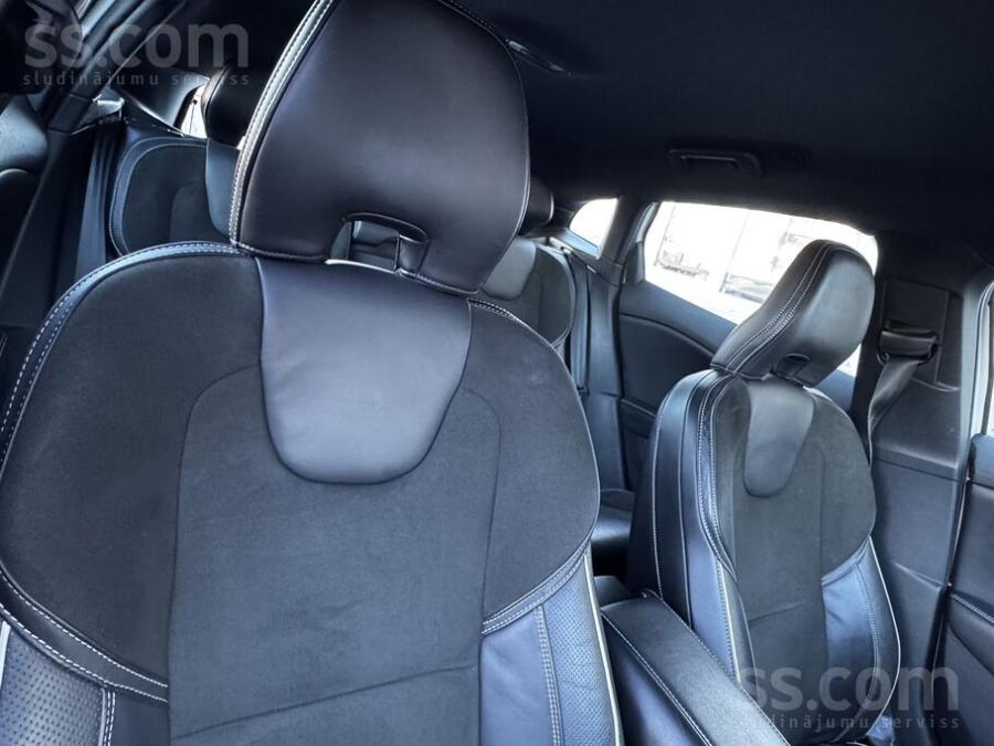 White Volvo V40 2014 in Daugavpils, with an engine capacity of 2.00 L and mileage of 254 thousand km for 6500 €, photo 24 on AUTOMOTO.COM.LV