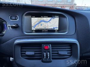 White Volvo V40 2014 in Daugavpils, with an engine capacity of 2.00 L and mileage of 254 thousand km for 6500 €, photo 26 on AUTOMOTO.COM.LV