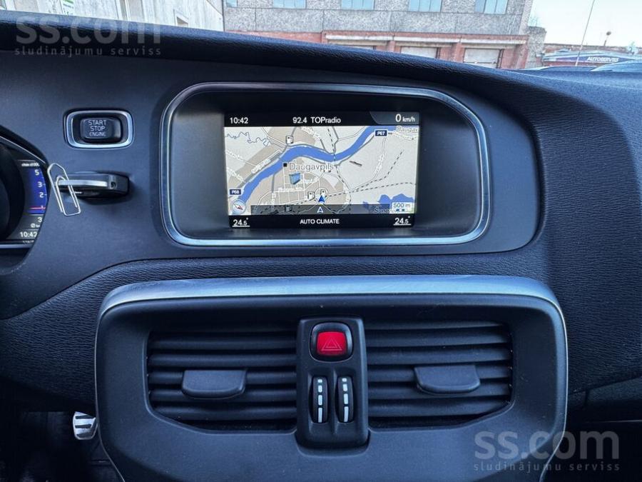 White Volvo V40 2014 in Daugavpils, with an engine capacity of 2.00 L and mileage of 254 thousand km for 6500 €, photo 26 on AUTOMOTO.COM.LV