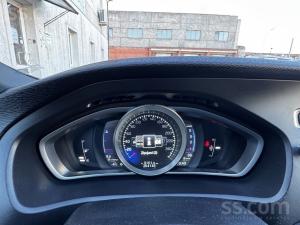 White Volvo V40 2014 in Daugavpils, with an engine capacity of 2.00 L and mileage of 254 thousand km for 6500 €, photo 28 on AUTOMOTO.COM.LV