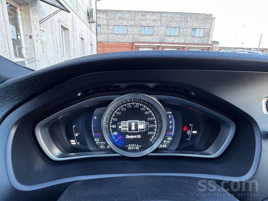 White Volvo V40 2014 in Daugavpils, with an engine capacity of 2.00 L and mileage of 254 thousand km for 6500 €, photo 28 on AUTOMOTO.COM.LV