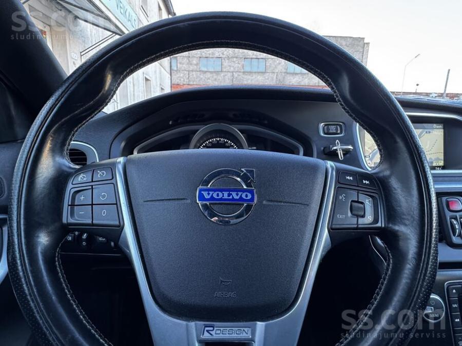 White Volvo V40 2014 in Daugavpils, with an engine capacity of 2.00 L and mileage of 254 thousand km for 6500 €, photo 29 on AUTOMOTO.COM.LV