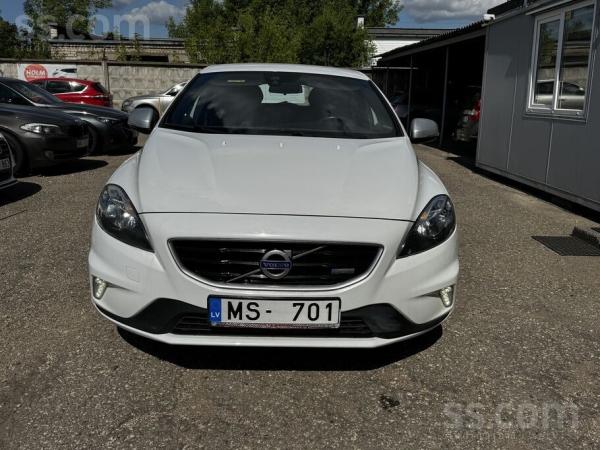 Balts Volvo V40 2014 Daugavpils, ar dzinēja tilpumu 2.00 L un nobraukumu 0 tūkst. km par 6390 €, foto 2 vietnē AUTOMOTO.COM.LV