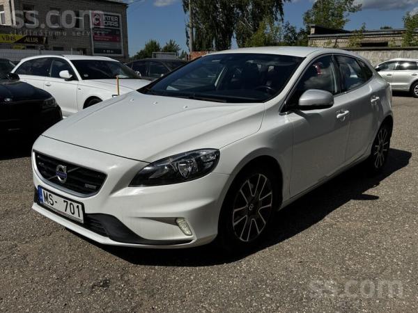 Balts Volvo V40 2014 Daugavpils, ar dzinēja tilpumu 2.00 L un nobraukumu 0 tūkst. km par 6390 €, foto 3 vietnē AUTOMOTO.COM.LV