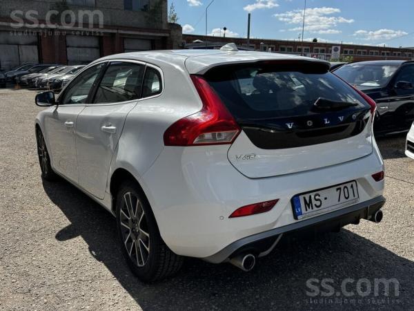 Balts Volvo V40 2014 Daugavpils, ar dzinēja tilpumu 2.00 L un nobraukumu 0 tūkst. km par 6390 €, foto 4 vietnē AUTOMOTO.COM.LV