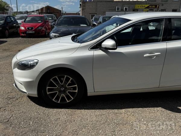 Balts Volvo V40 2014 Daugavpils, ar dzinēja tilpumu 2.00 L un nobraukumu 0 tūkst. km par 6390 €, foto 7 vietnē AUTOMOTO.COM.LV